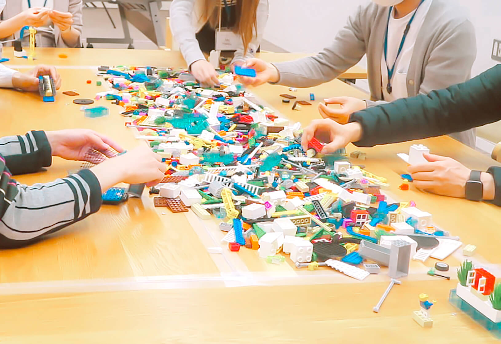 革新的ワークショップ「レゴ®シリアスプレイ®」が、チームに起こる5つの課題を解決！｜COCAMP 顧客と共創するDAIKOのマーケティングポータル
