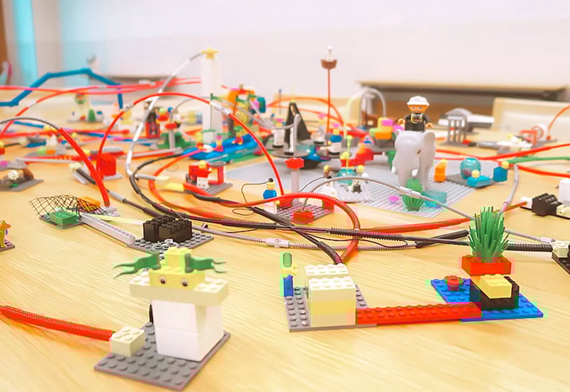 革新的ワークショップ「レゴ®シリアスプレイ®」が、チームに起こる5つの課題を解決！｜COCAMP 顧客と共創するDAIKOのマーケティングポータル